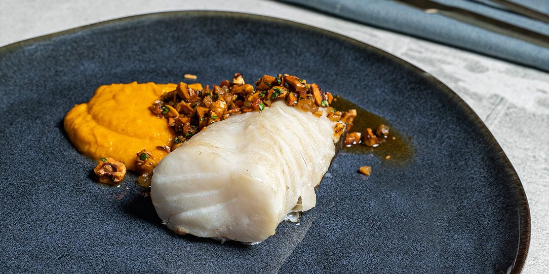 Skrei noruego con puré de zanahorias, avellanas y tocino | Seafood from ...
